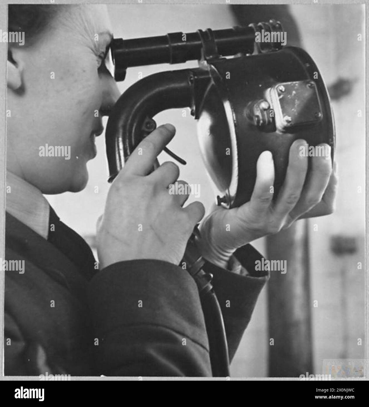 "AIRCRAFT HAND, GENERAL DUTIES" - W.A.A.Fs WHOSEE TO SMOOTH RUNNING OF ...