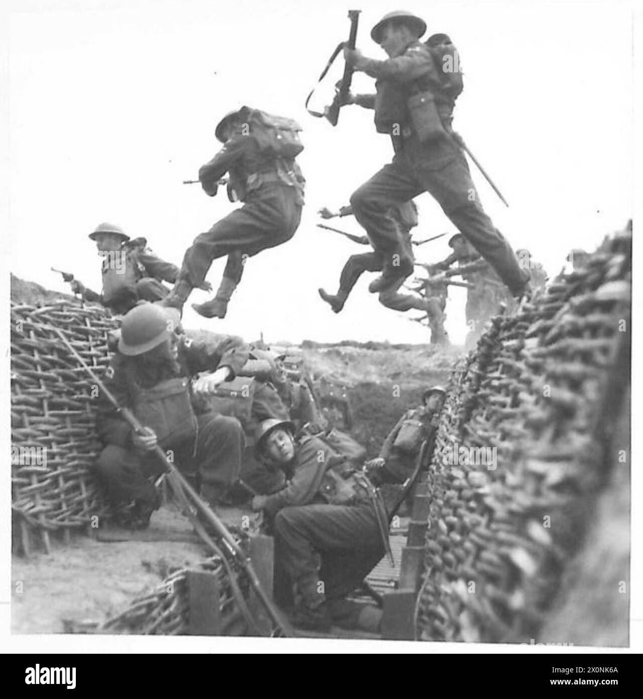 THE HAMPSHIRE REGIMENT IN TRAINING - Lively action pictures of men ...