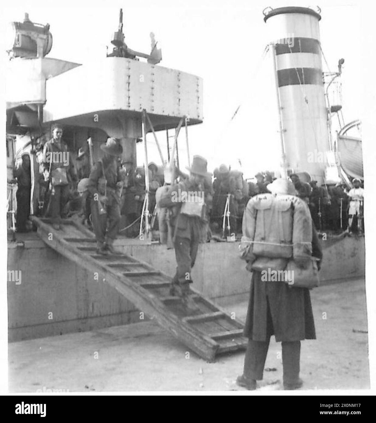 AUSTRALIANS LEAVE TOBRUK - Australian troops disembarking at the port ...