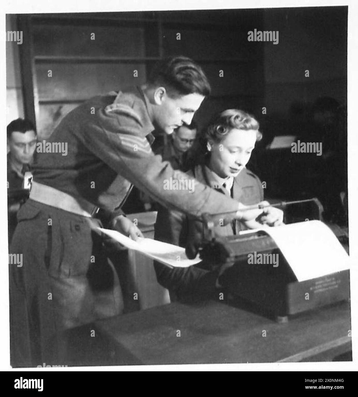 British army sergeant instructs hi-res stock photography and images - Alamy