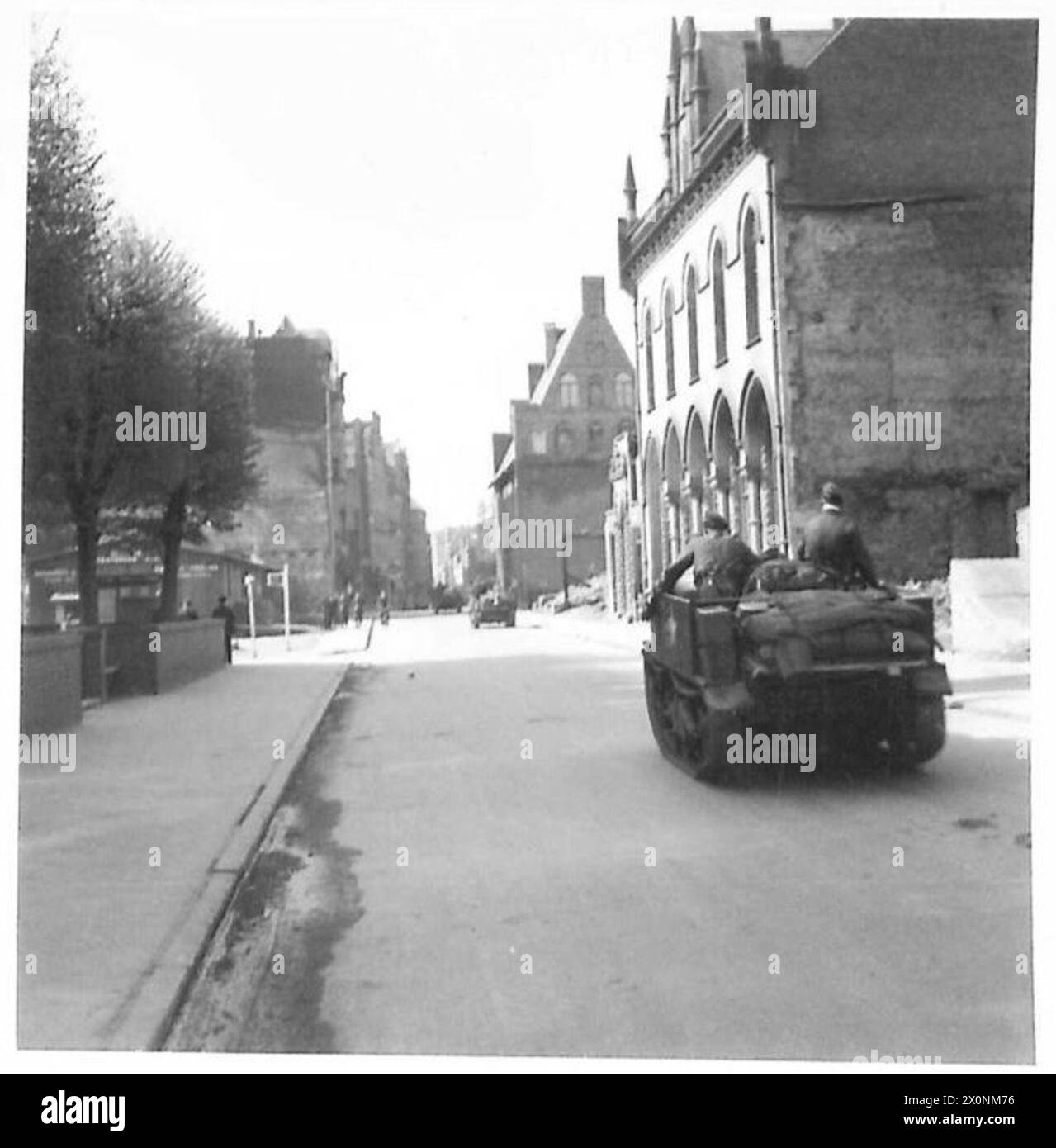 British vehicles move through hi-res stock photography and images - Alamy