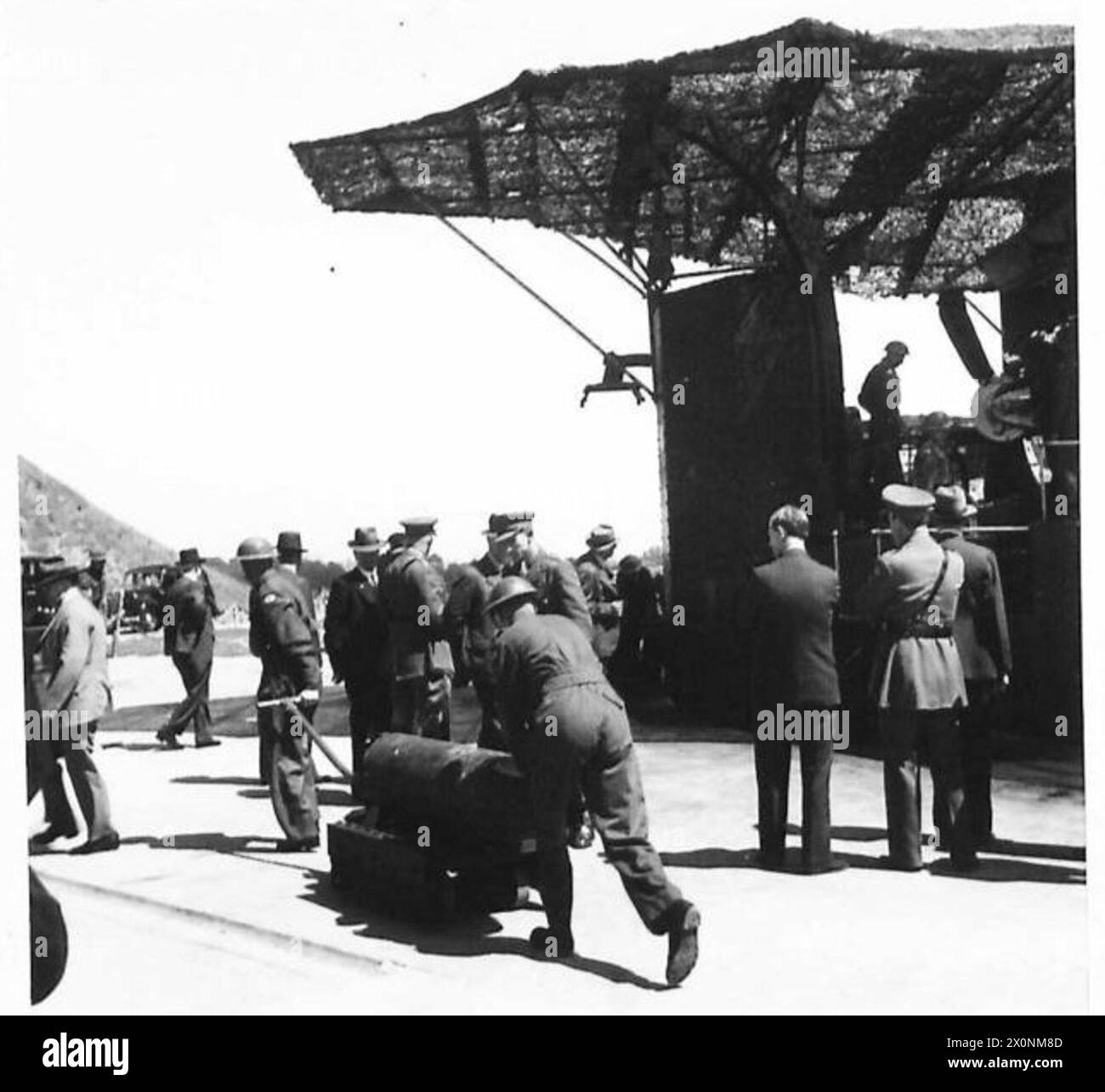 AUSTRALIAN AND NEW ZEALAND MPs VISIT DOVER - A 15-inch coastal gun is ...