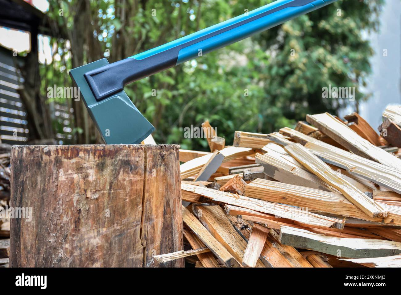 Axe on firewood chopping block with chopped firewood Stock Photo - Alamy