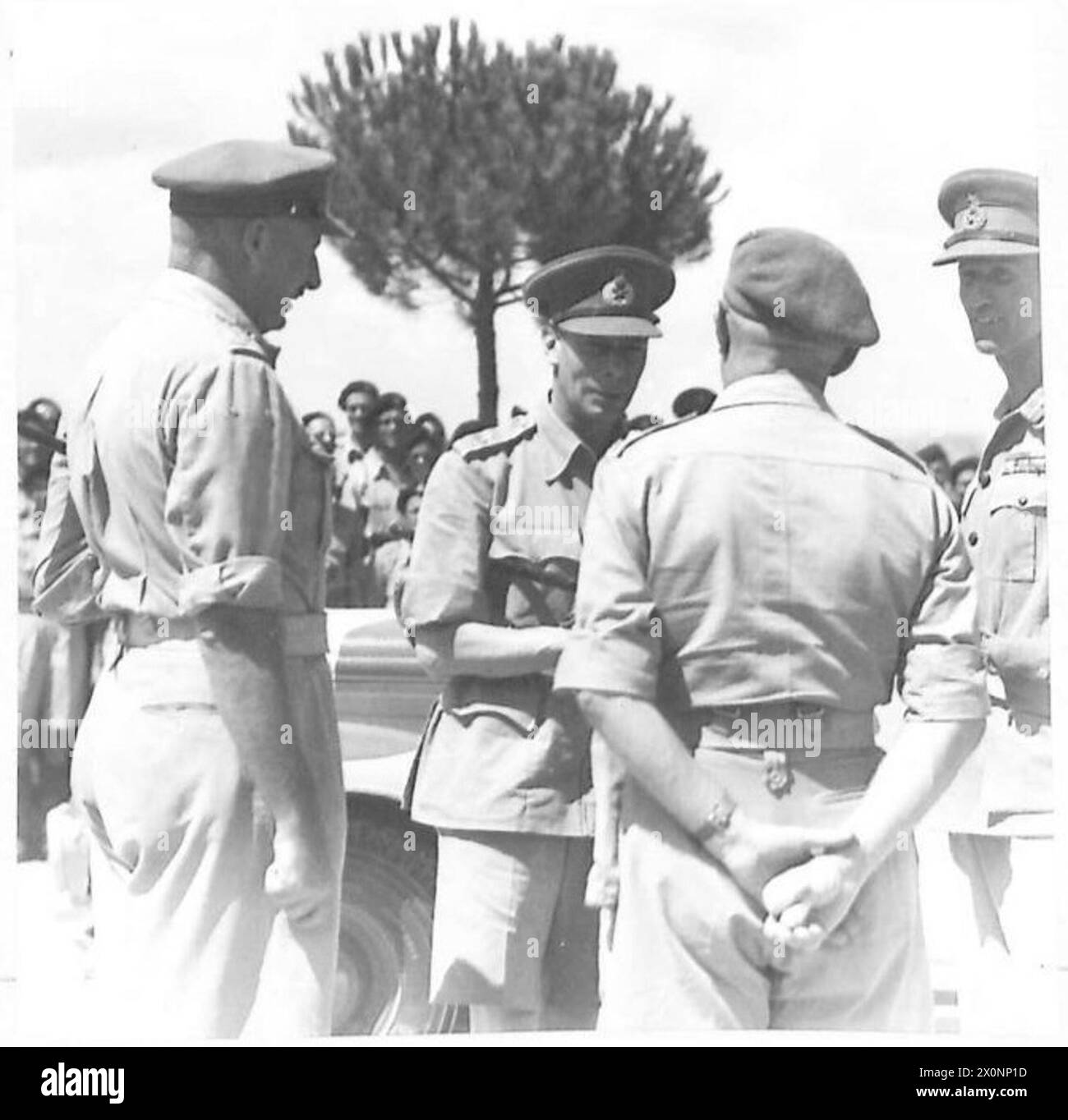 ITALY : H.M. THE KING VISITS THE EIGHTH ARMY - H.M.the King chatting ...
