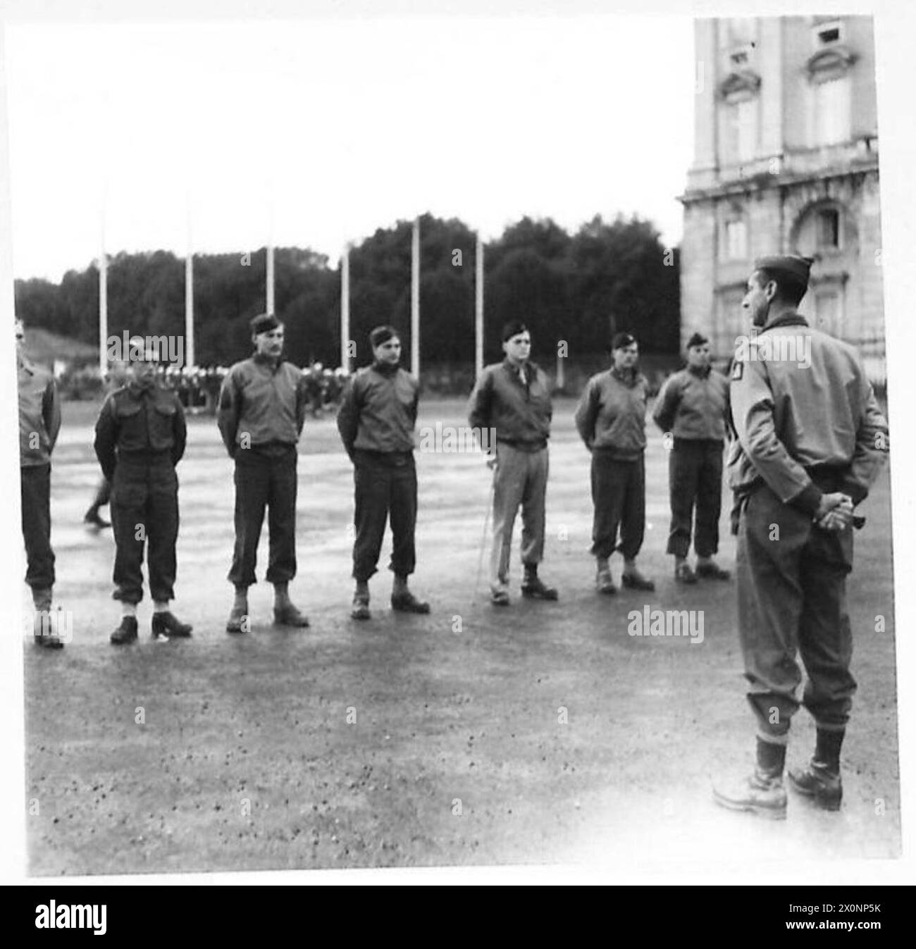 ITALY : FIFTH ARMYAMERICANS HONOUR A BRITISH SOLDIER - General Clark ...