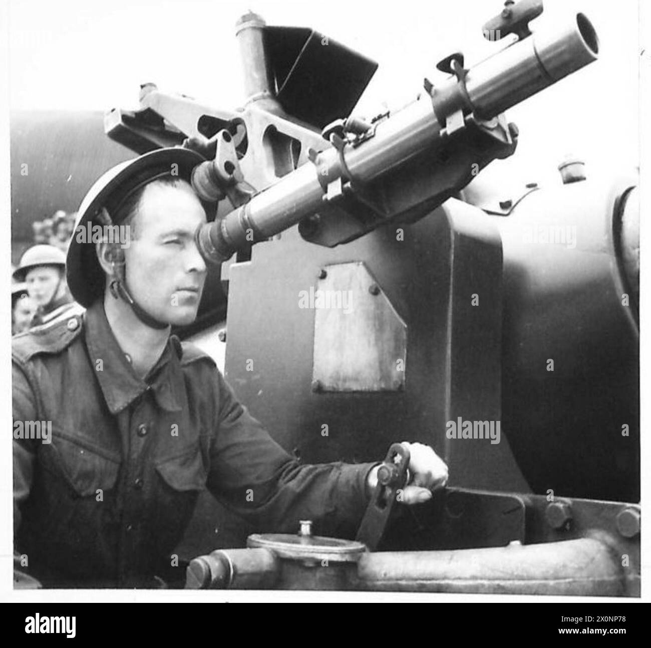 R.A. COASTAL DEFENCE BATTERY - Gun layers at their stations ...