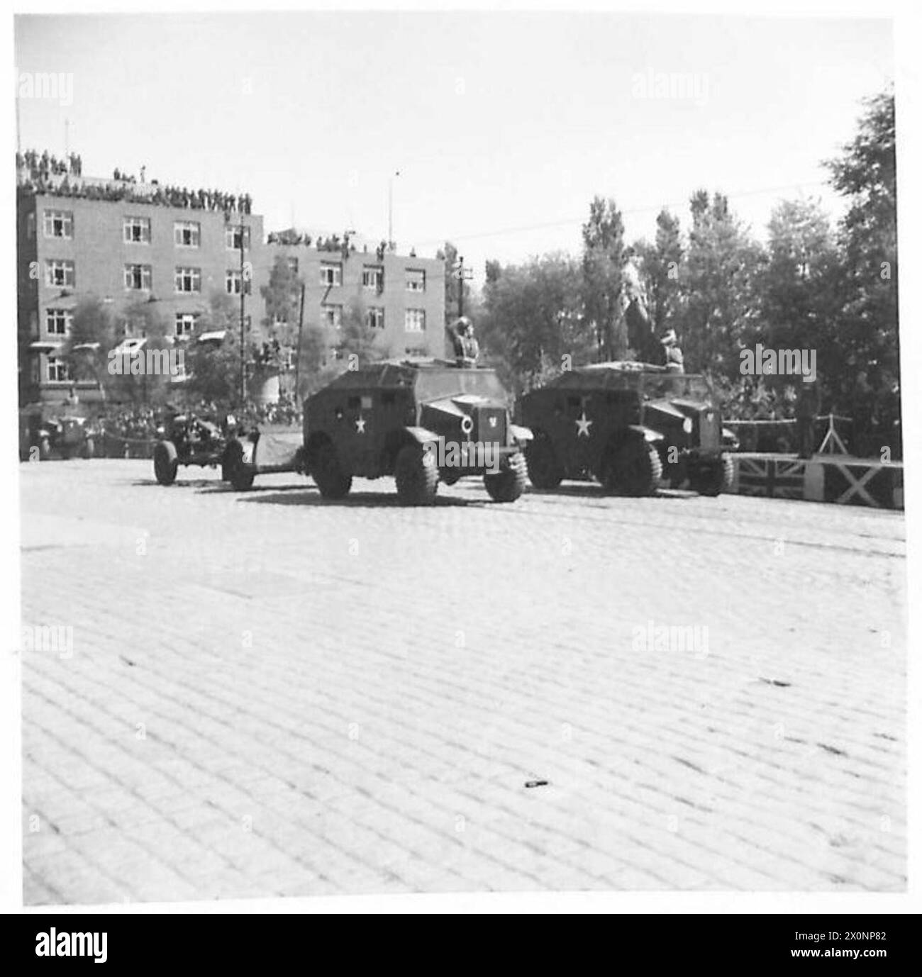 51ST HIGHLAND DIVISION : VICTORY PARADE - Armoured vehicles, tanks ...