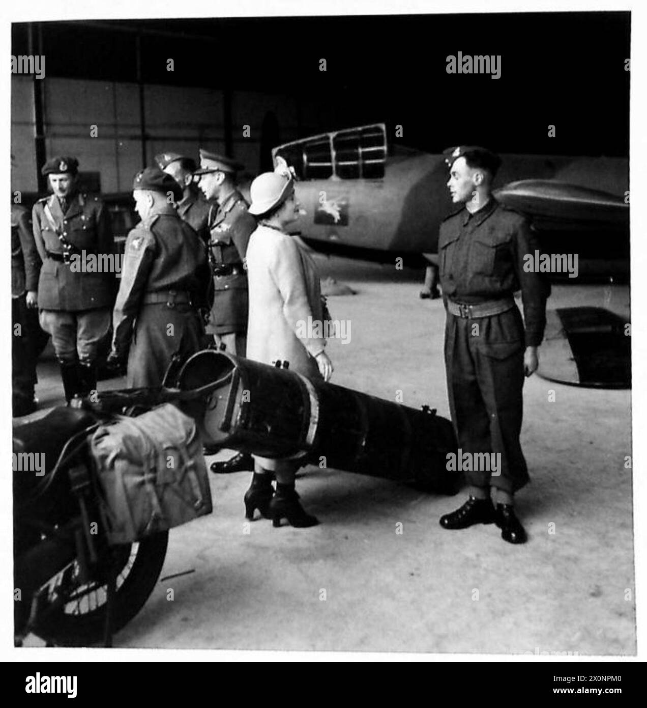 KING & QUEEN INSPECT AIRBORNE TROOPS - The King and Queen inspecting ...
