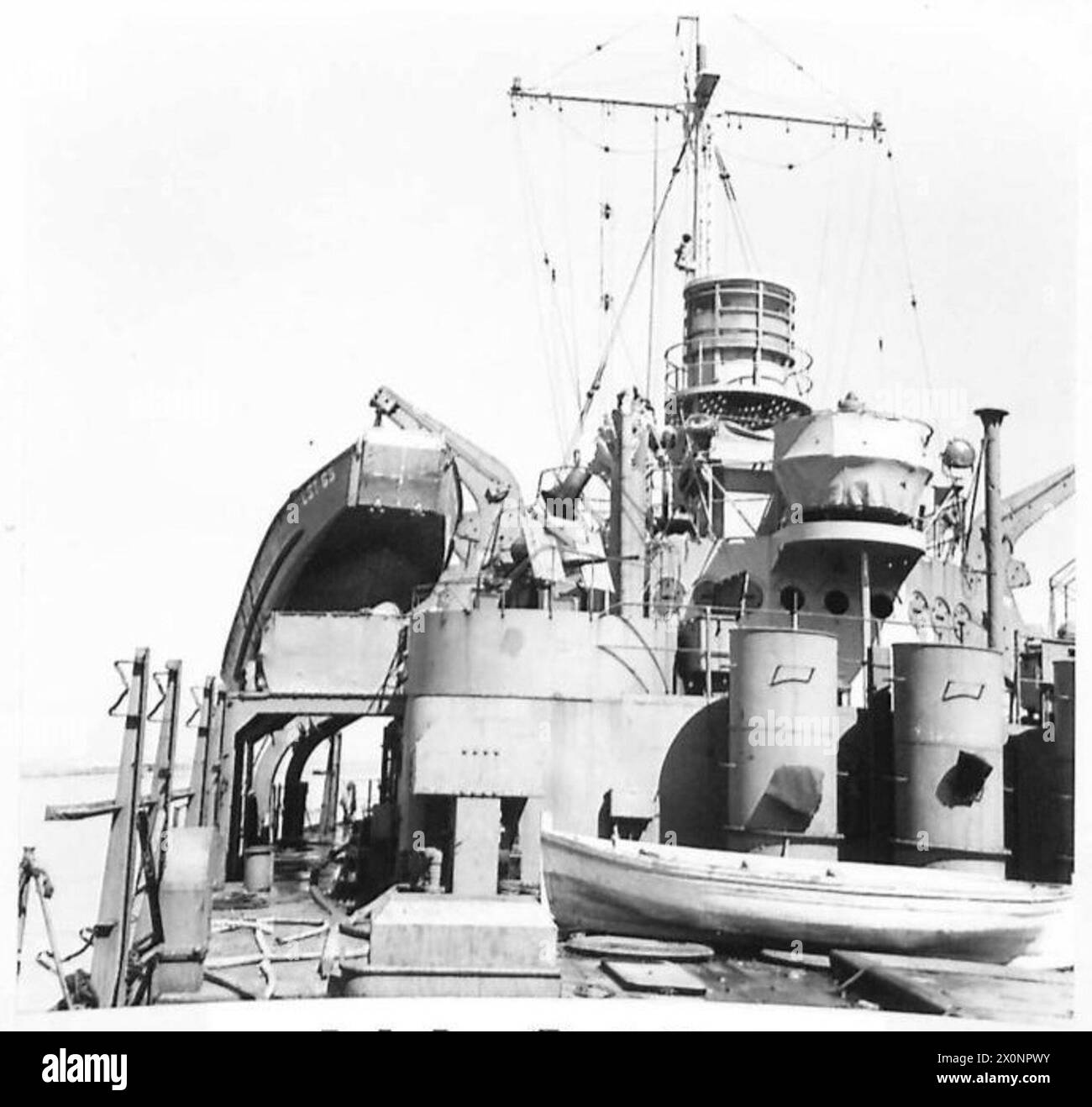 ITALY : BRITISH TROOPS ATTACK ENEMY REAR - The damage around the bridge ...