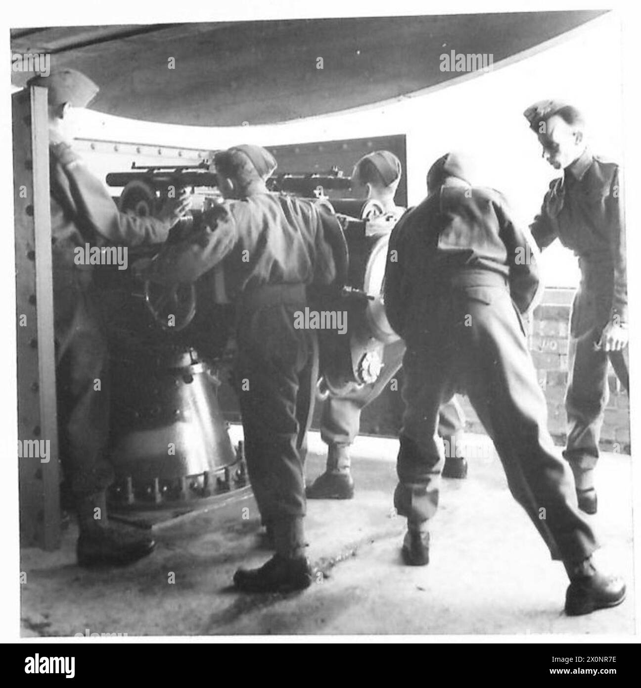 HOME GUARDS LEARN TO MAN COAST DEFENCES - Home Guards loading a naval ...