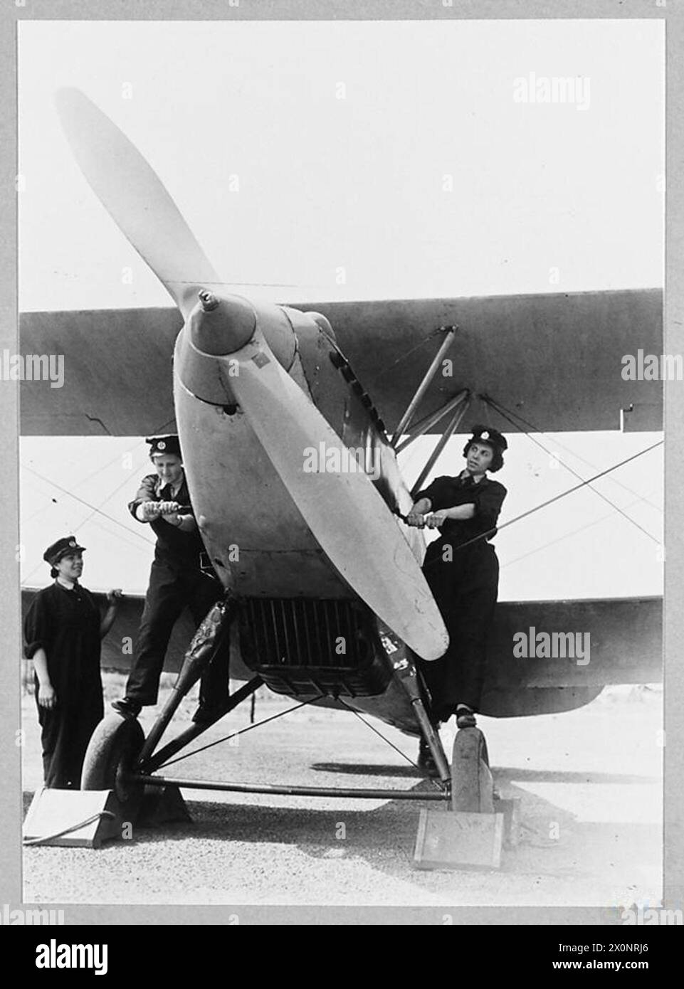 W.A.A.F. FLIGHT MECHANICS - Instruction in aircraft starting and engine ...