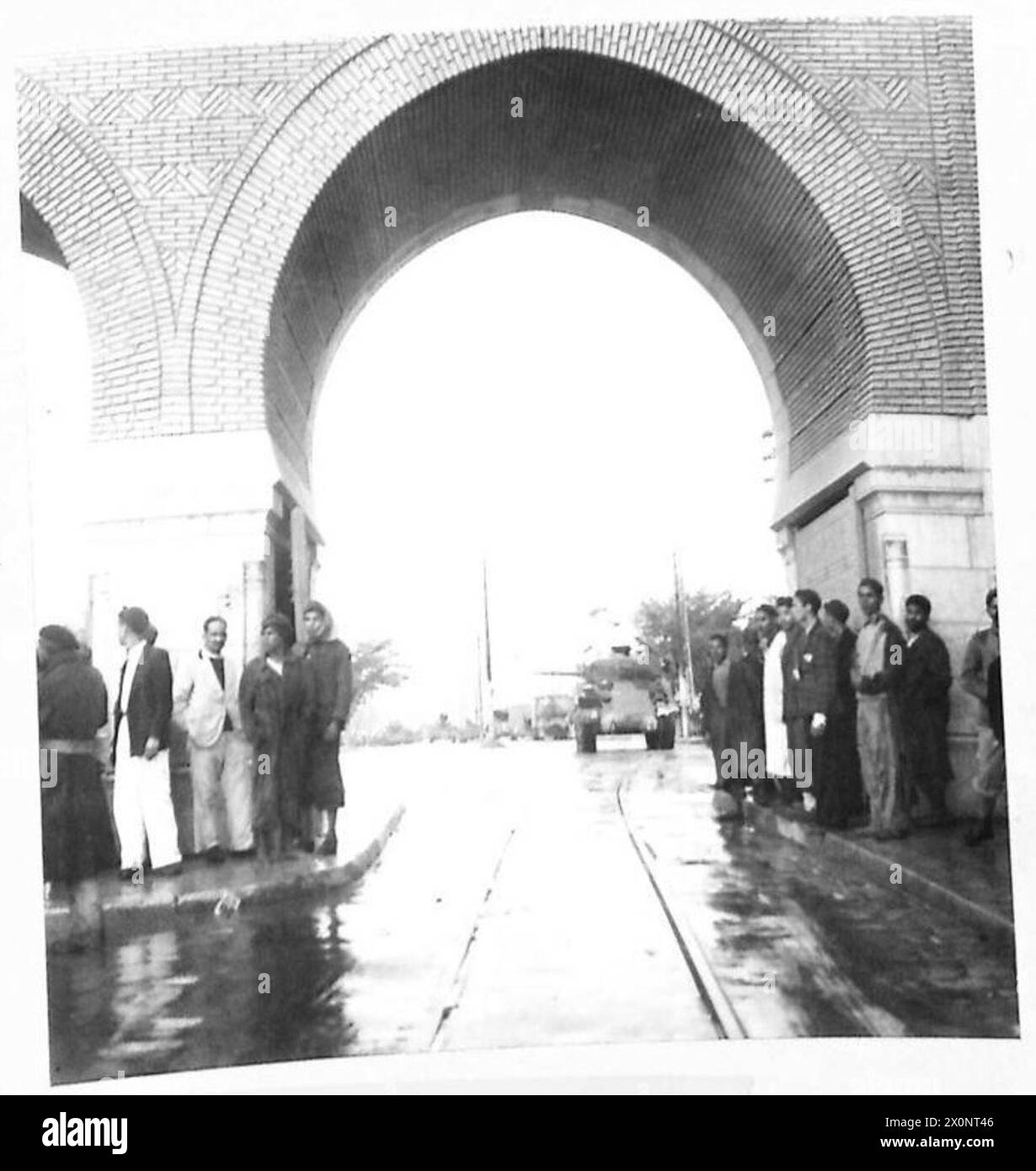 Civilians in Tunis shelter from rain as First Army armoured vehicles ...