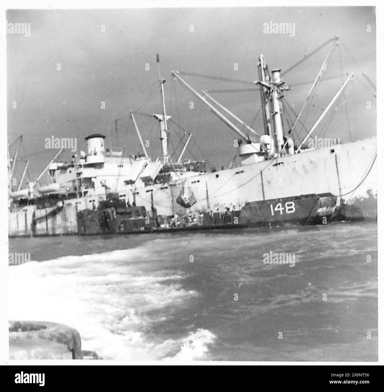 ITALY : FIFTH ARMYSUPPLIES FOR ANZIO BRIDGEHEAD - L.C.T. 148 being ...
