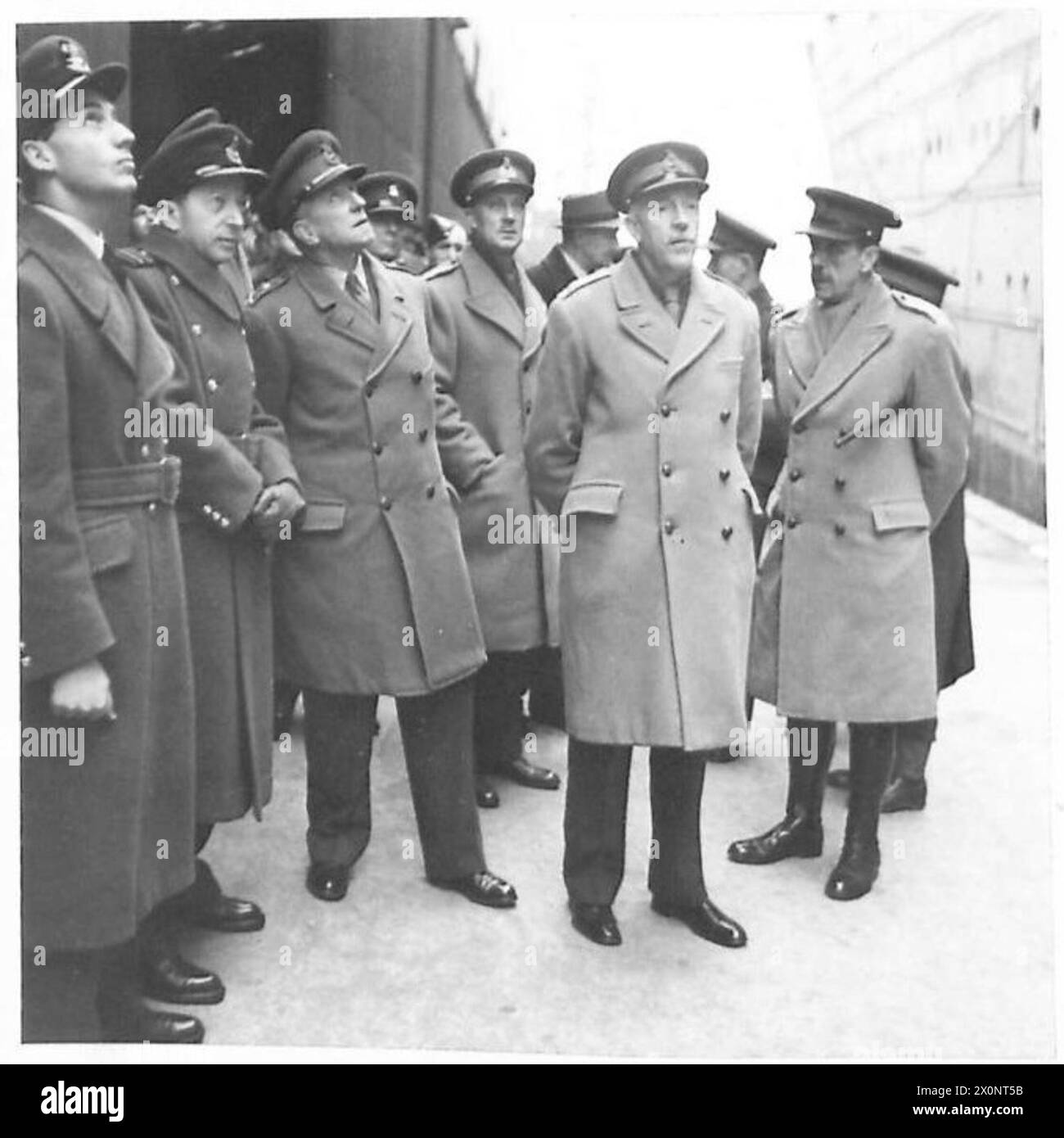 MORE USA TROOPS ARRIVE - Watching the disembarkation Air Commodore ...