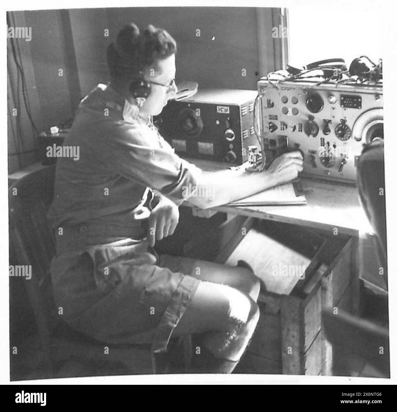 ARMY NEWSPAPER - All the war correspondents willingly lend a hand ...