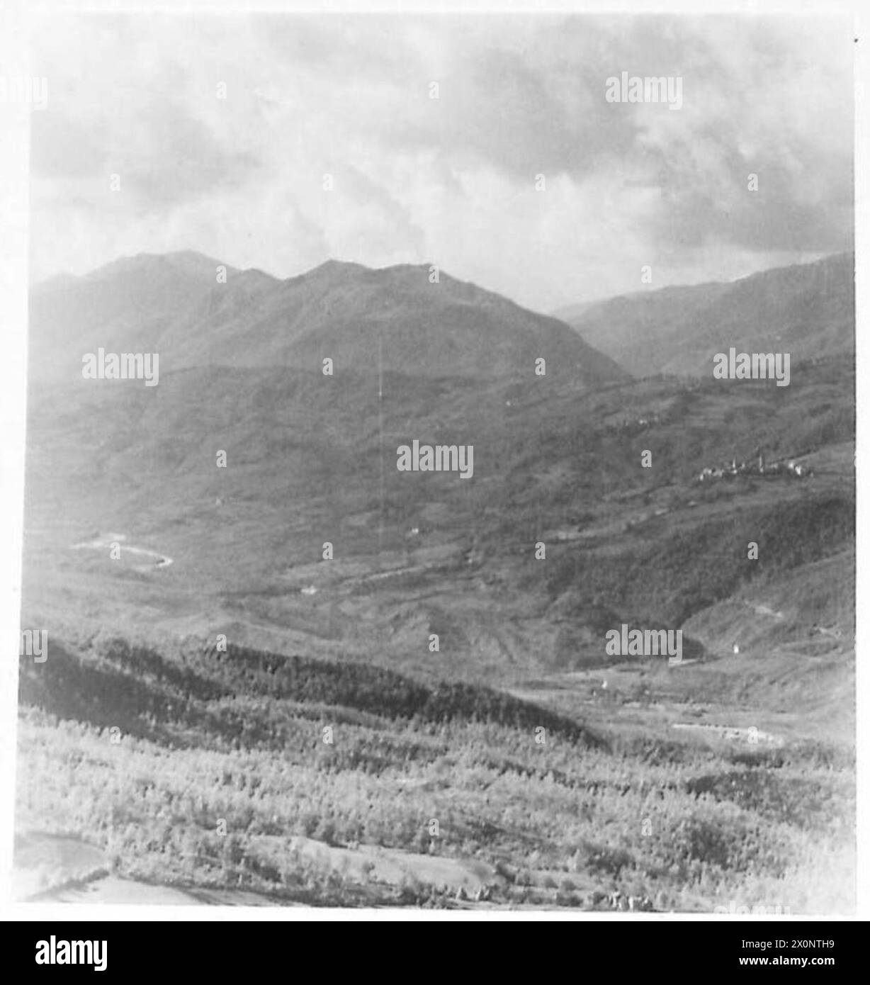 FIFTH ARMY : VARIOUS - (Join up) The enemy-held hills on the left ...