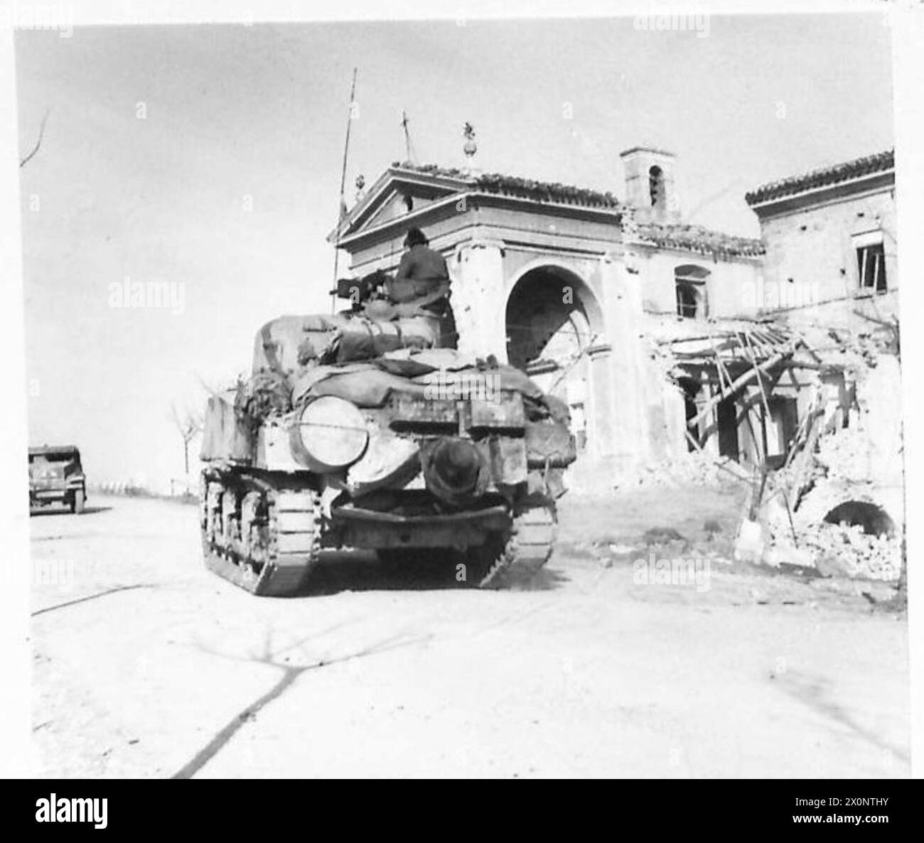 ITALY : EIGHTH ARMY - Shermans of the 4th New Zealand Brigade enter the ...