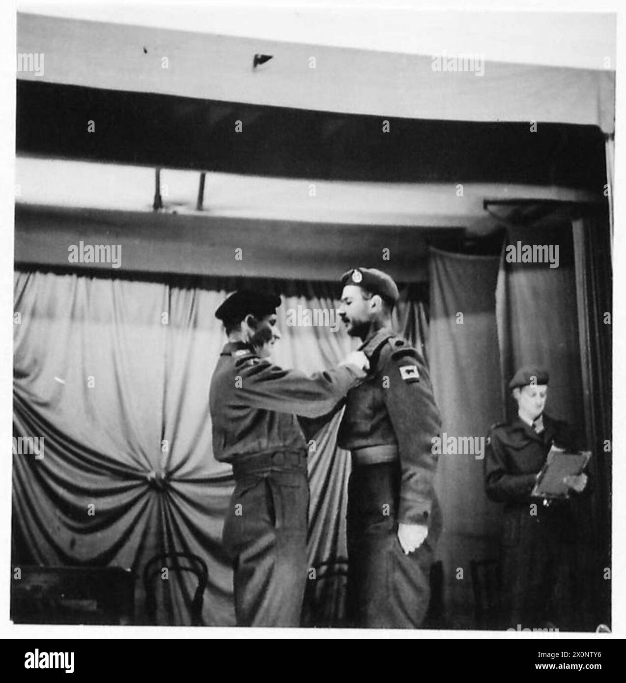 11th ARMOURED DIV INVESTITURE - Maj D.F. Cuncliffe, 8 Rifle Bde ...