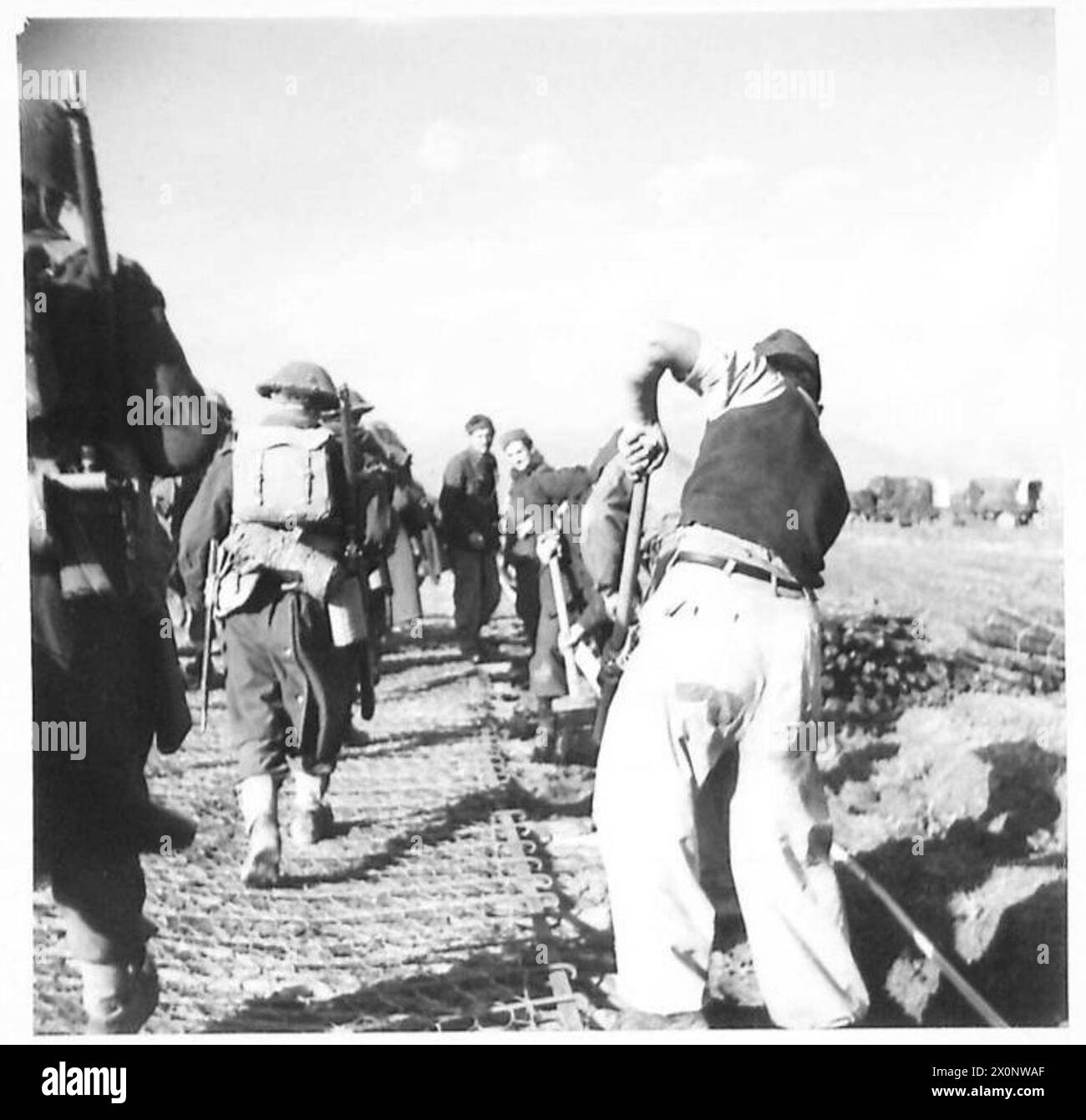 ITALY : FIFTH ARMYGARIGLIANO AREA - Italian civilian workers repairing ...