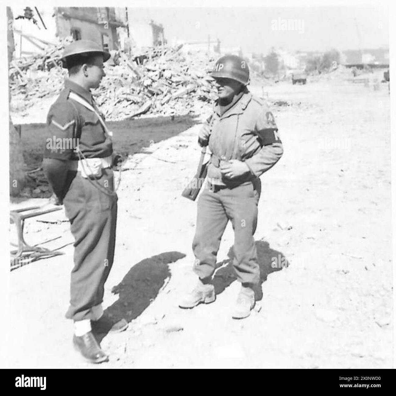 Lance Corporal R. Holt from Bridgend, South Wales, talks to Private ...