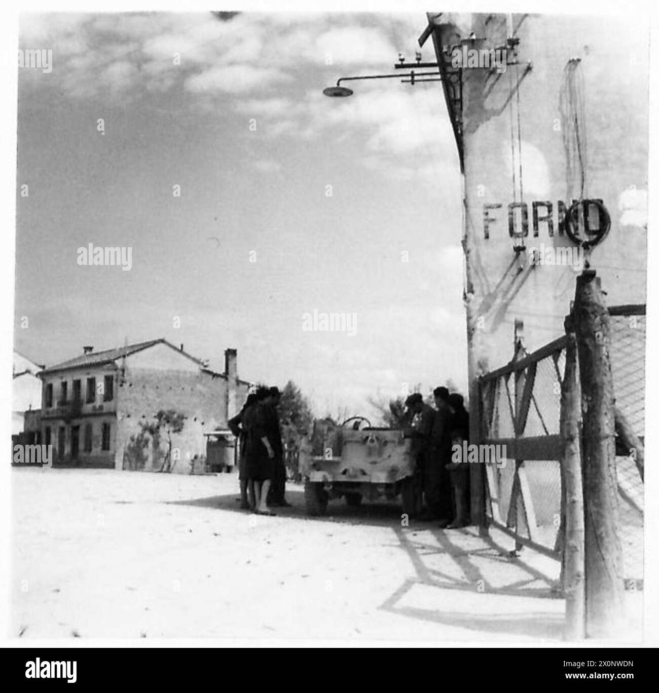 EIGHTH ARMY : CROSSING OF THE PO - British troops in the village of ...