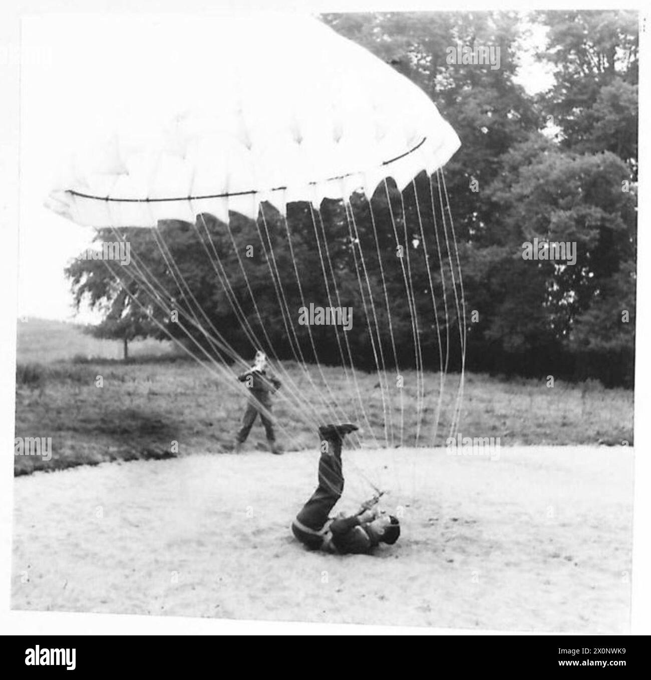 THE POLISH ARMY IN BRITAIN, 1940-1947 - Trainee paratrooper landing on ...