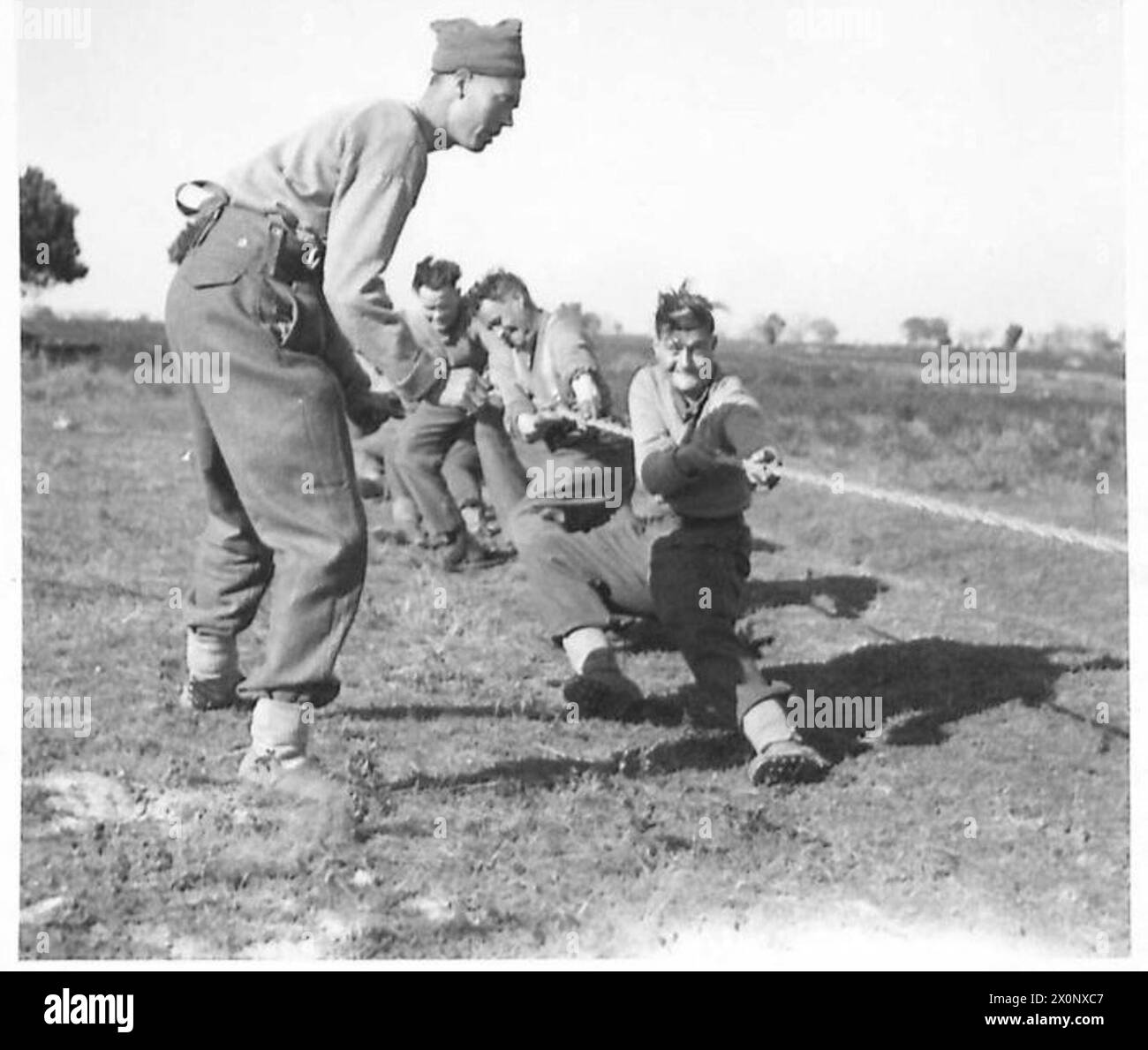 FIFTH ARMY : ANZIO BRIDGEHEAD "TOMMY" RELAXES - Cpl. Sharman of Masons ...