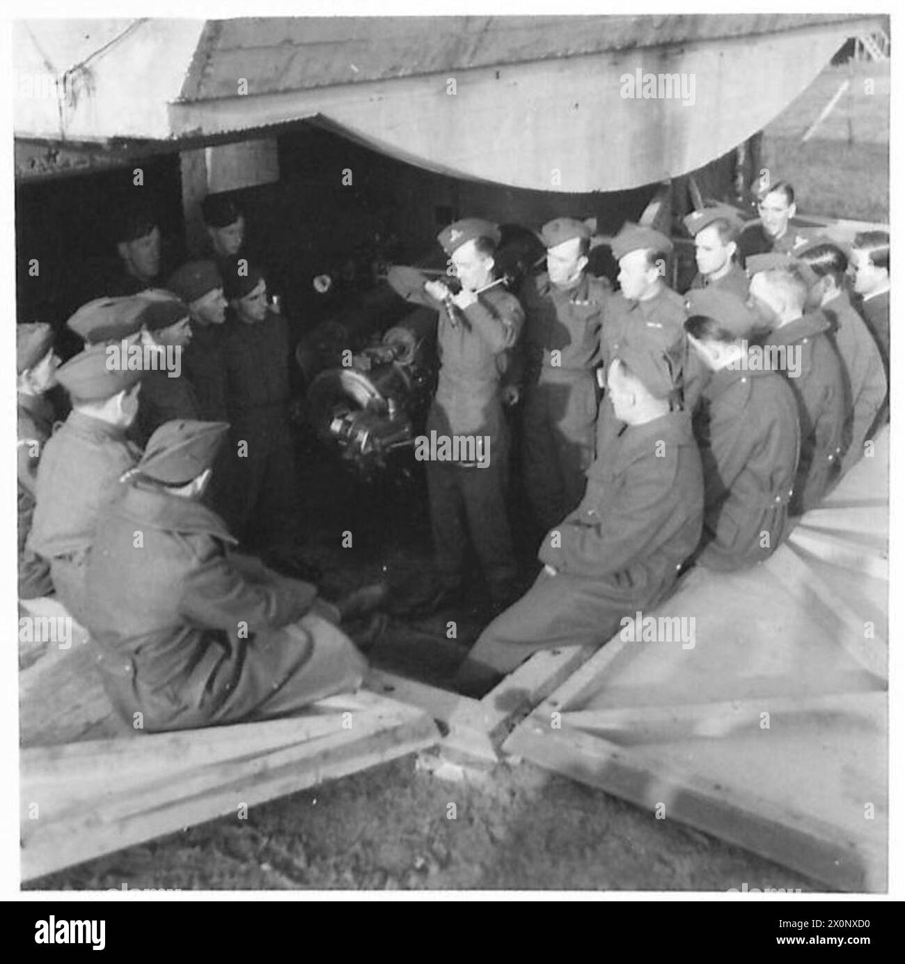 HOME GUARDS LEARN TO MAN COAST DEFENCES - A Sergeant gunner giving the ...