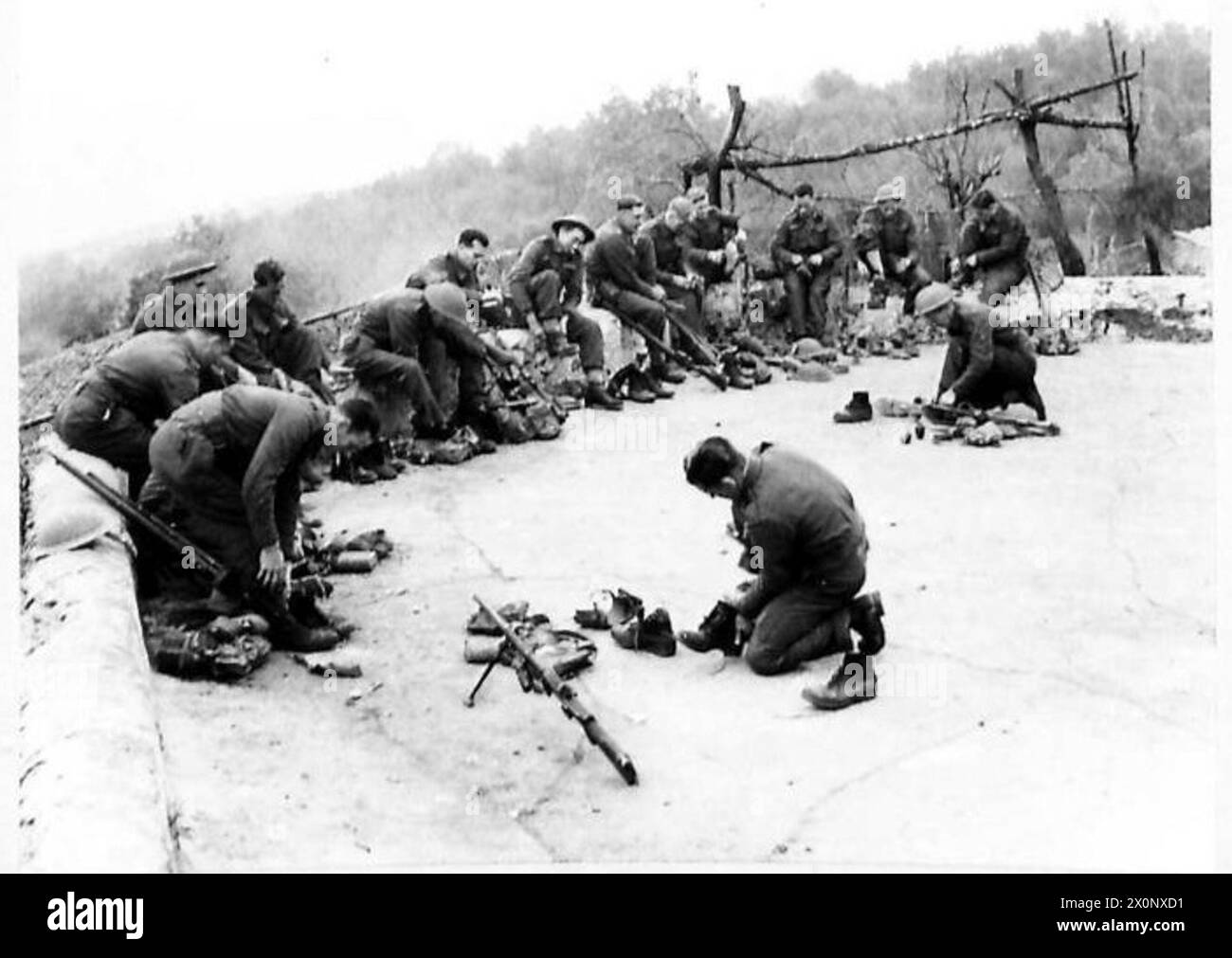 ITALY : FIFTH ARMY : BATTLE PATROL - The battle patrol climb into their ...