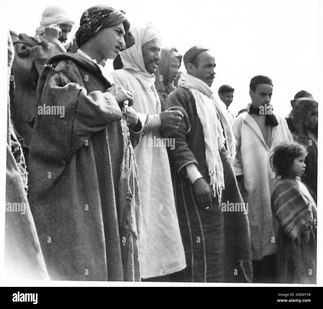 ARMY NEWS SERVICE FOR NORTH AFRICAN ARABS - Picturesque types listening ...