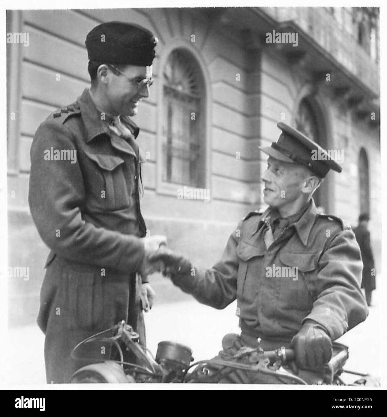 ITALY : EIGHTH ARMYNEWSPAPER - Capt. C. Roberts, picture editor, bids ...