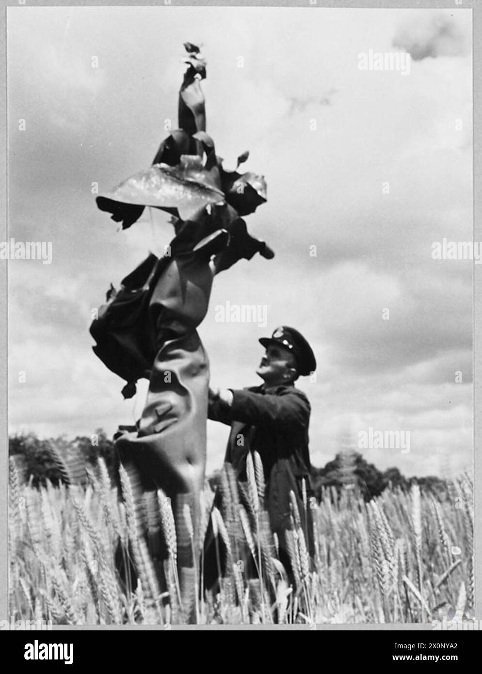 R.A.F. BALLOON DEFENCE AGAINST THE FLYING BOMB - Picture (issued 1944 ...