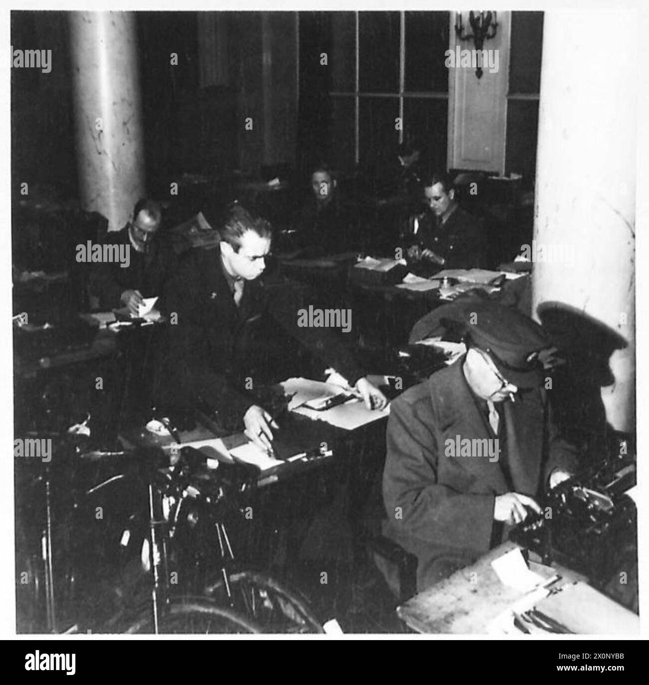 "HOTEL SCRIBE" - General view of the war correspondent room at the ...