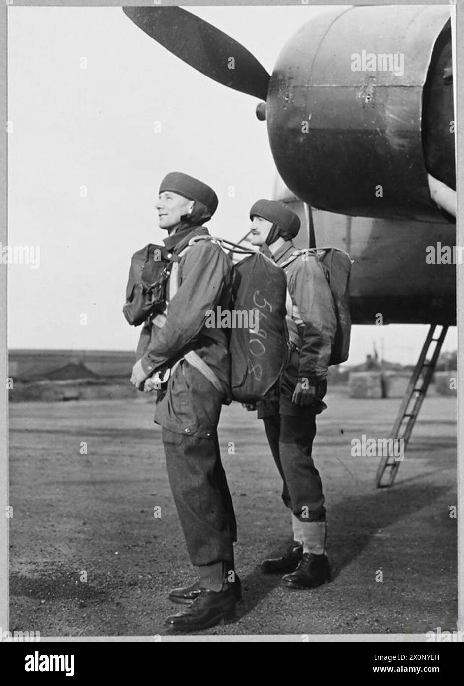 British army paratroopers uniform hi-res stock photography and images ...