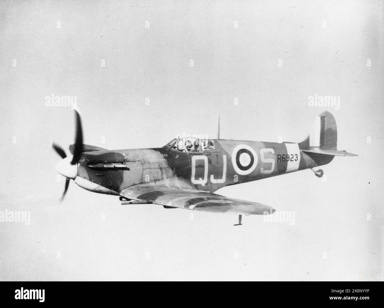 AIRCRAFT OF THE ROYAL AIR FORCE, 1939-1945: SUPERMARINE SPITFIRE. - Spitfire Mark VB, R6923 QJ-S ...
