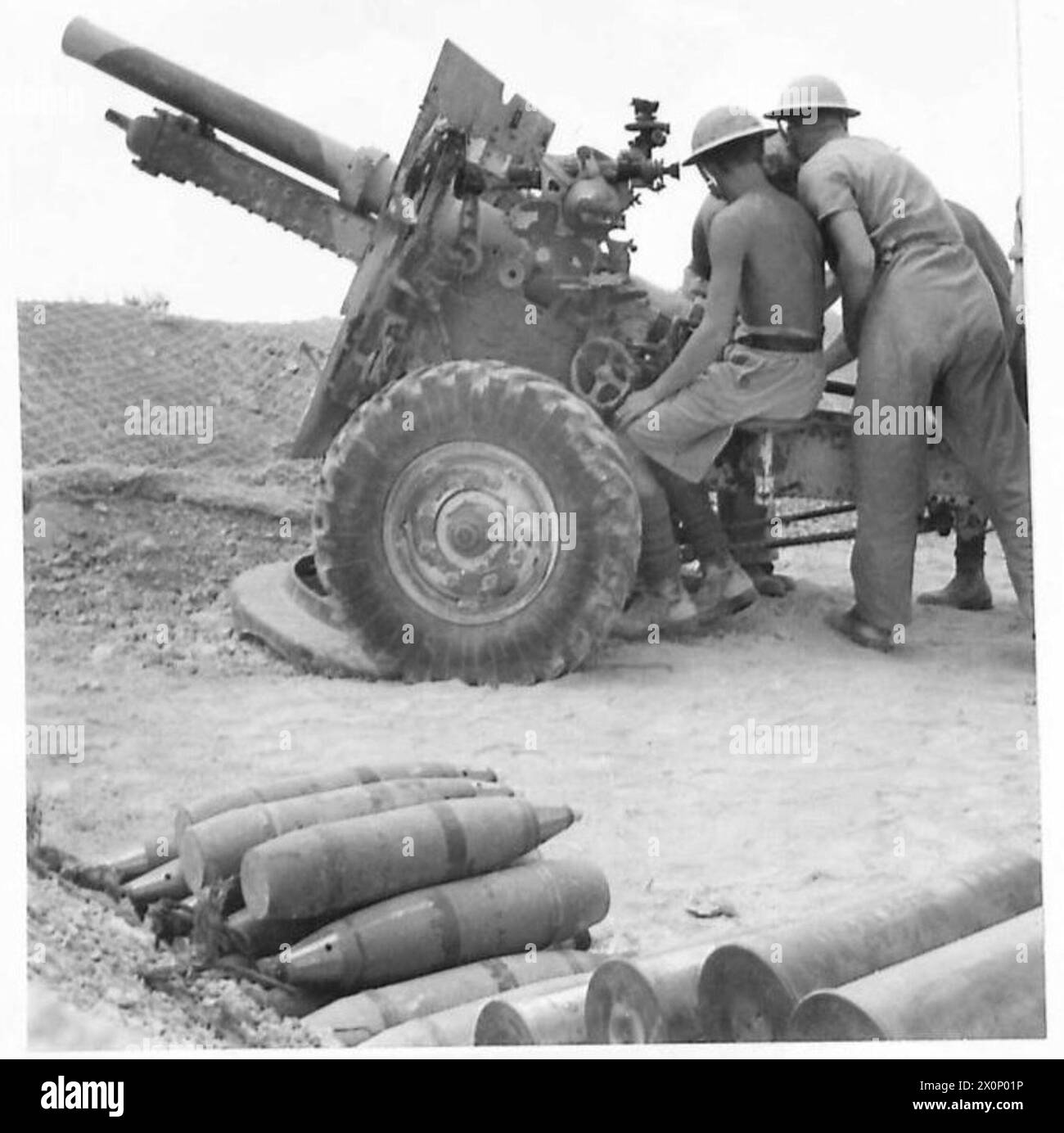 PICTURES TAKEN IN TOBRUK - The gunners prepare their gun for action ...