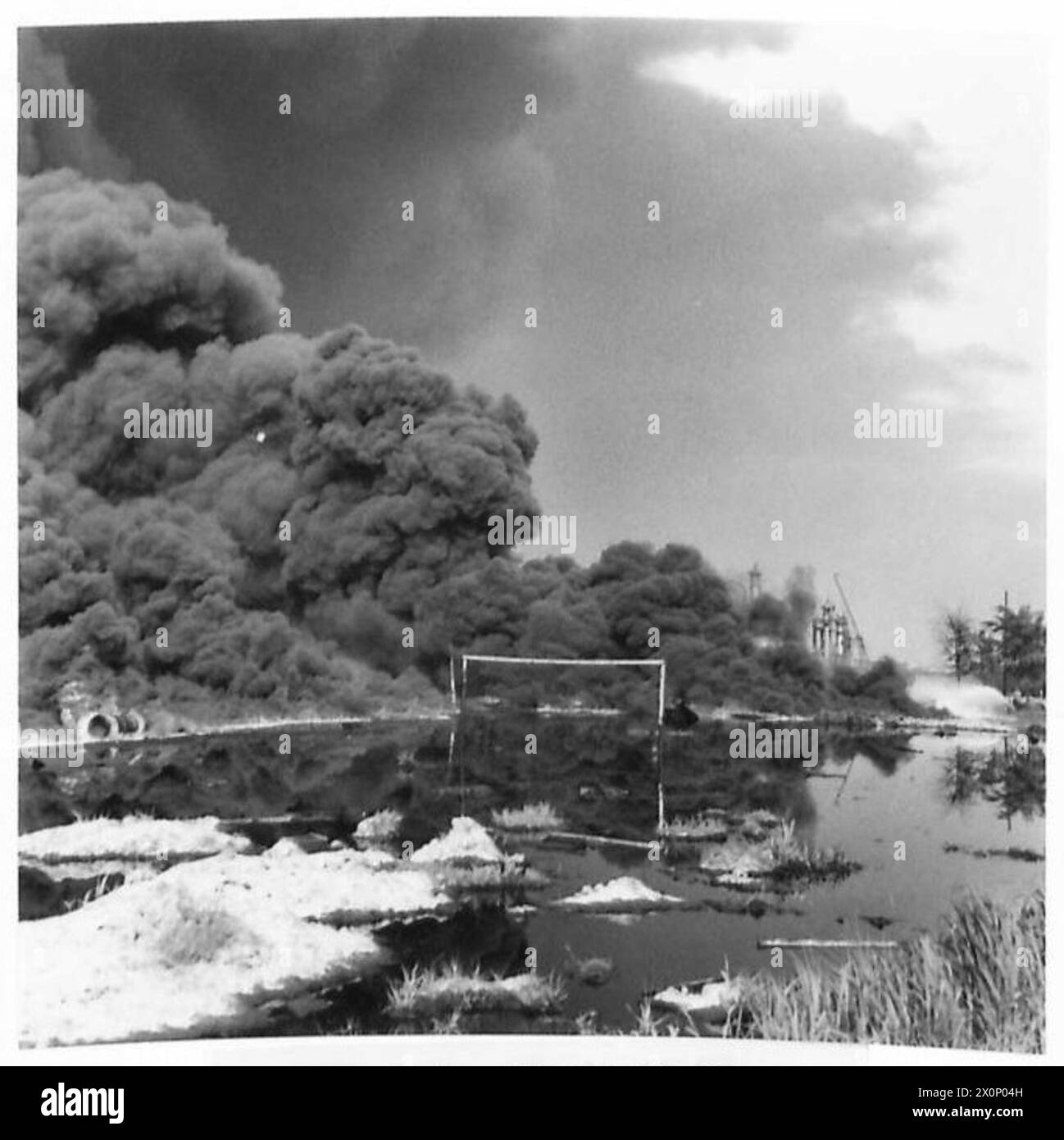 FUEL OIL FIRE AT SHELL OIL DOCKS, HAMBURG - Scenes at the fire ...