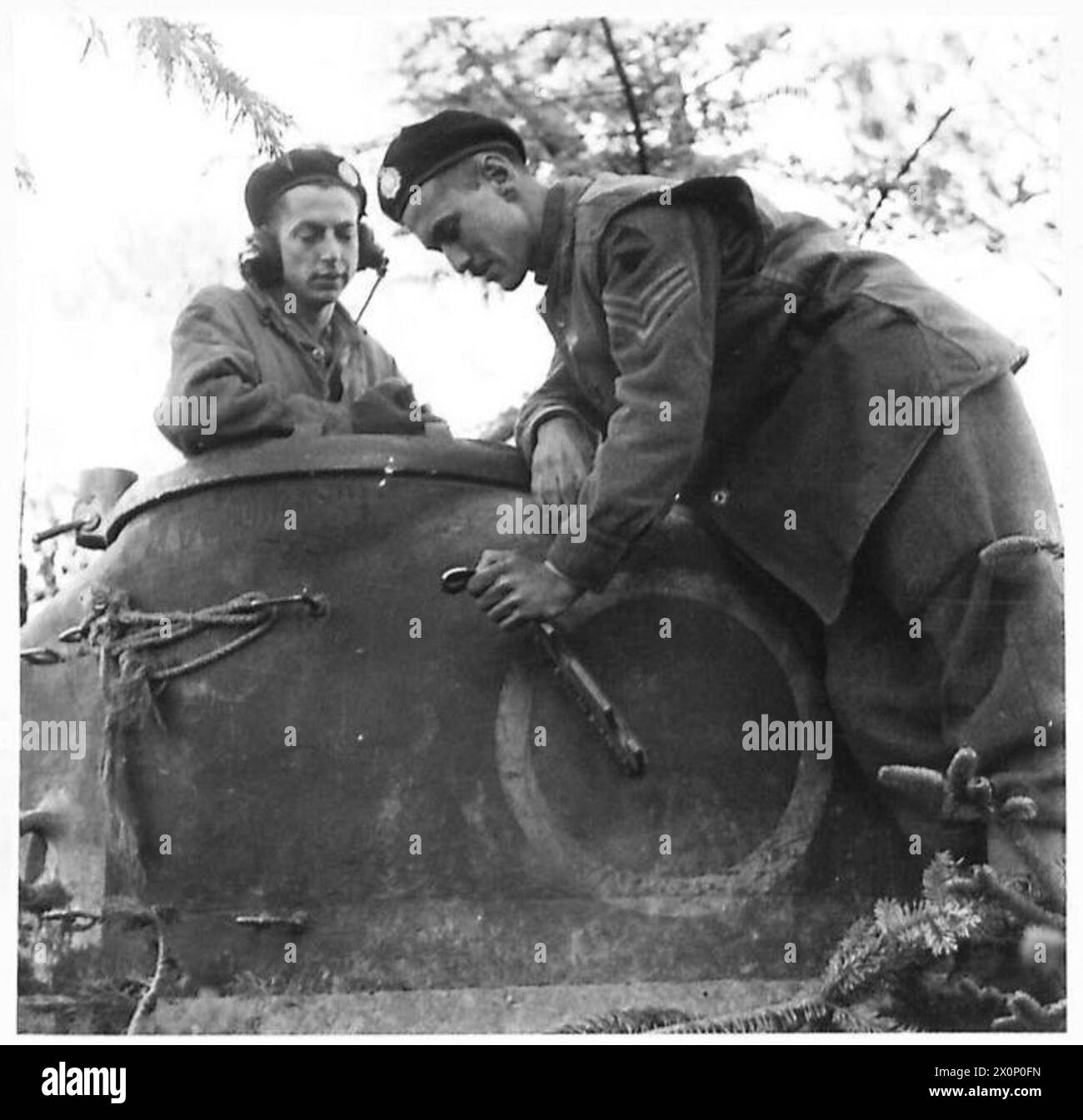 ITALY : EIGHTH ARMYTHE LIFE OF A TANK MAN - The wireless operator and ...