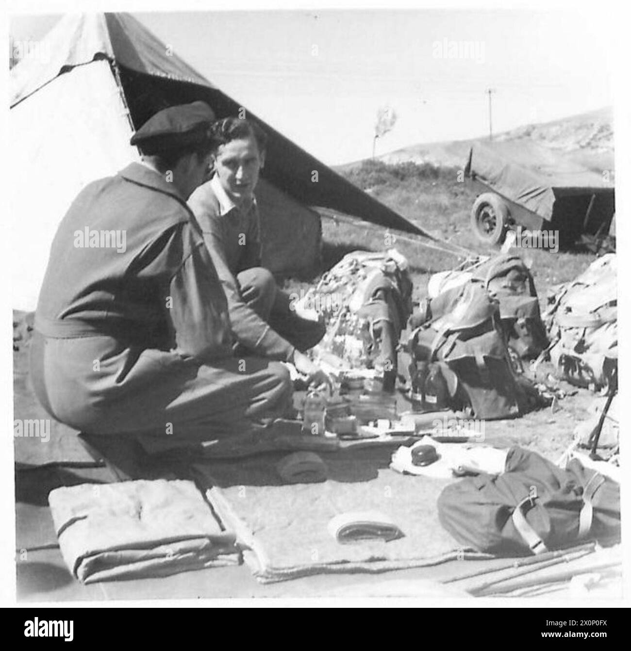 ITALY : AIRBORNE OPERATIONS - Major G.C. Wells (RAMC) of 127 Para Field ...