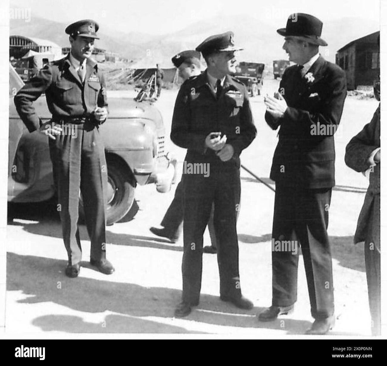 GREECE : MR. EDEN VISITS BRITISH DIVISION - Mr. Eden chats with Lieut ...