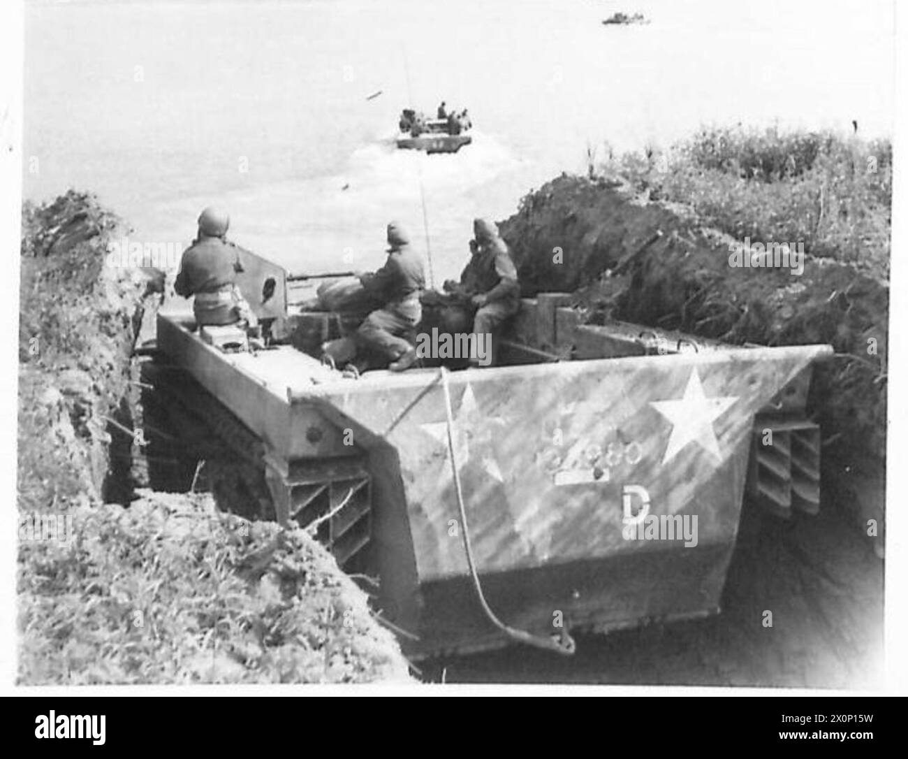 EIGHTH ARMY : SUPPLIES CROSS THE RIVER PO - "Fantails" entering the ...