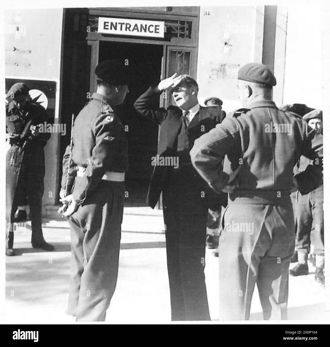 GREECE : MR. EDEN VISITS BRITISH DIVISION - Lieut. Colonel Carlton (50 ...