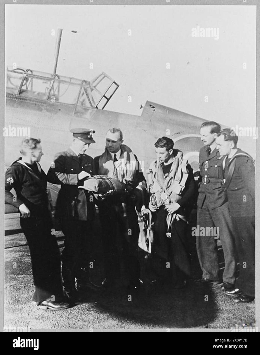 NAVAL AND R.A.F. SIGNALS COOPERATION - For story see CH.8917 (Picture ...