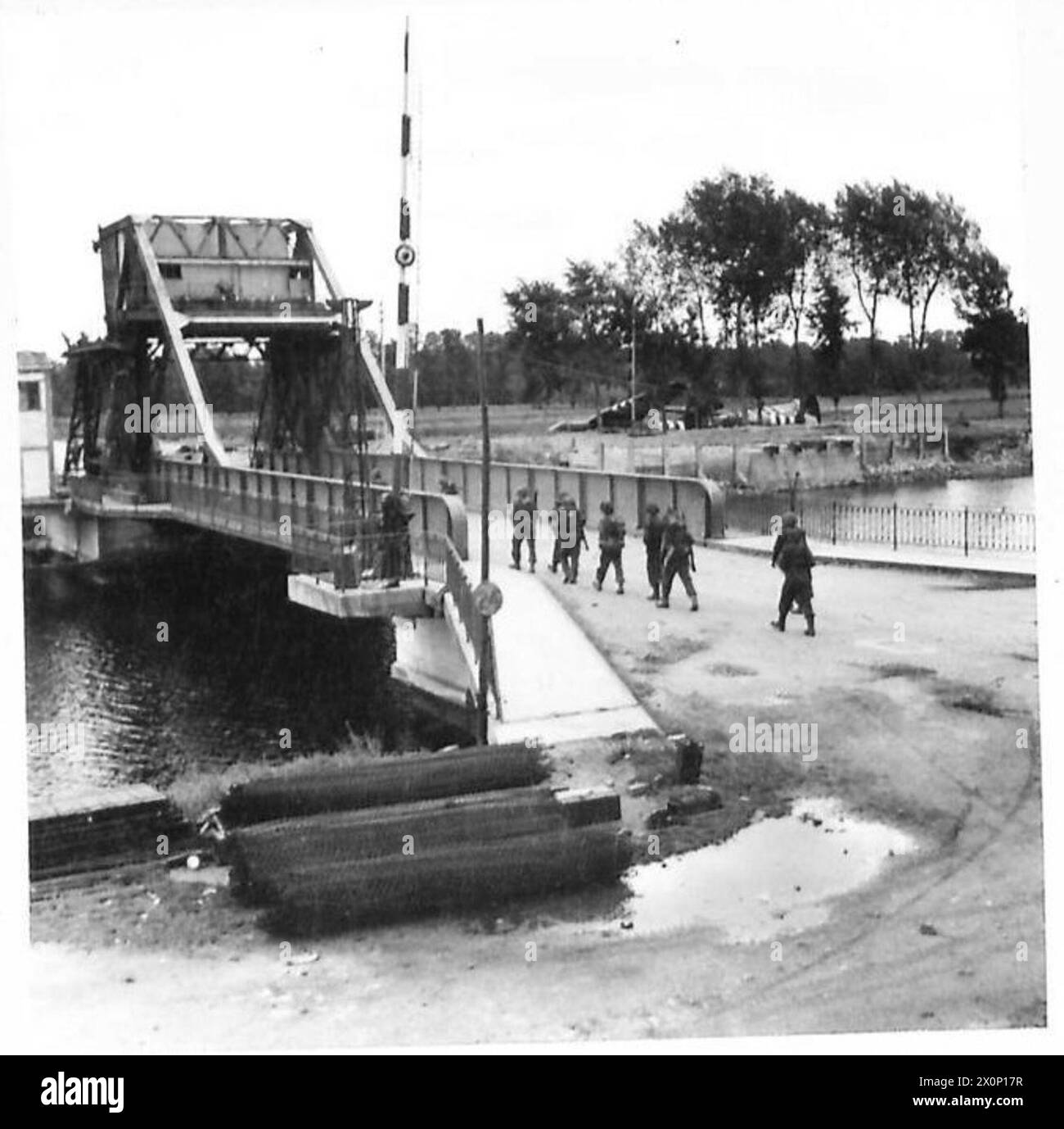 THE BRITISH ARMY IN THE NORMANDY CAMPAIGN 1944 - British troops cross ...