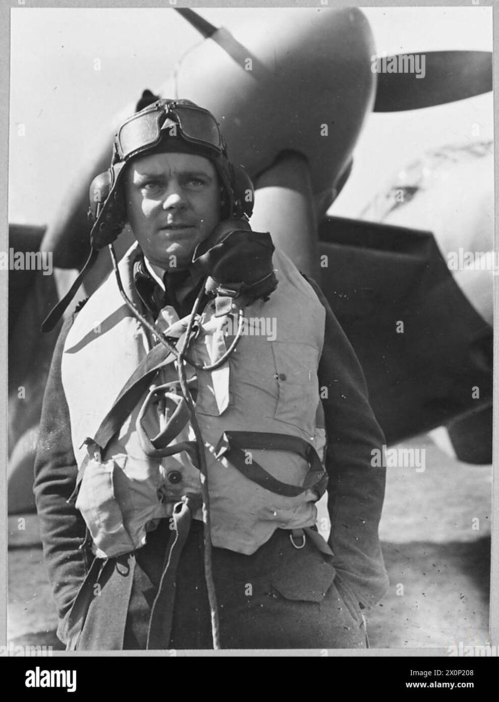 WING COMMANDER REYNOLDS TAKES OVER COMMAND OF A MOSQUITO SQUADRON ...