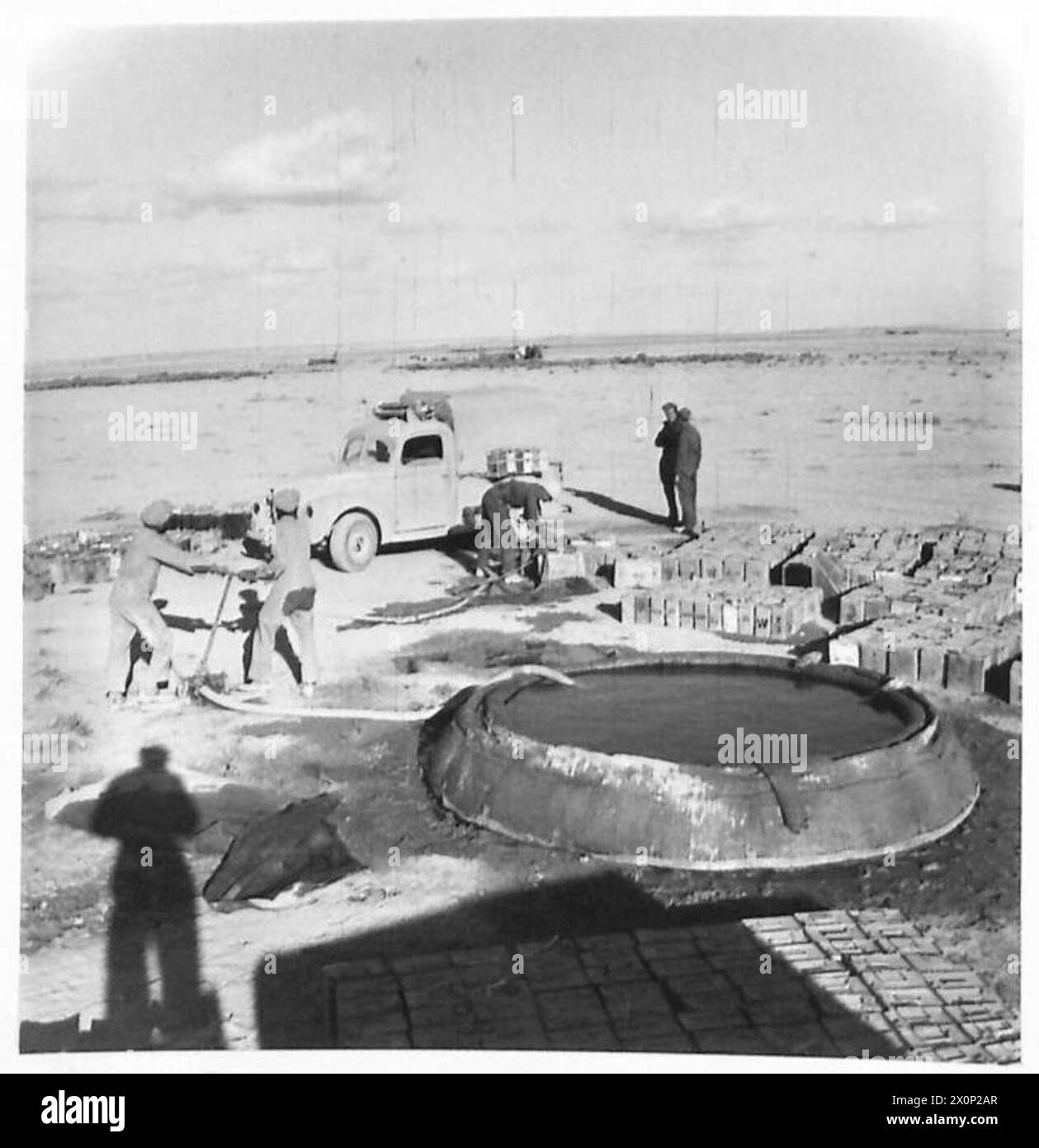 Ground support personnel from Black and White Stock Photos & Images - Alamy