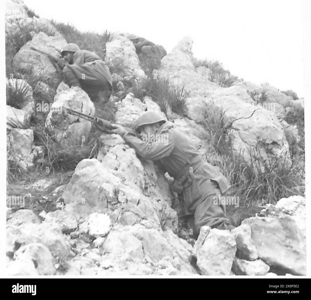 Italian infantrymen take aim from rocky cover on the front line ...