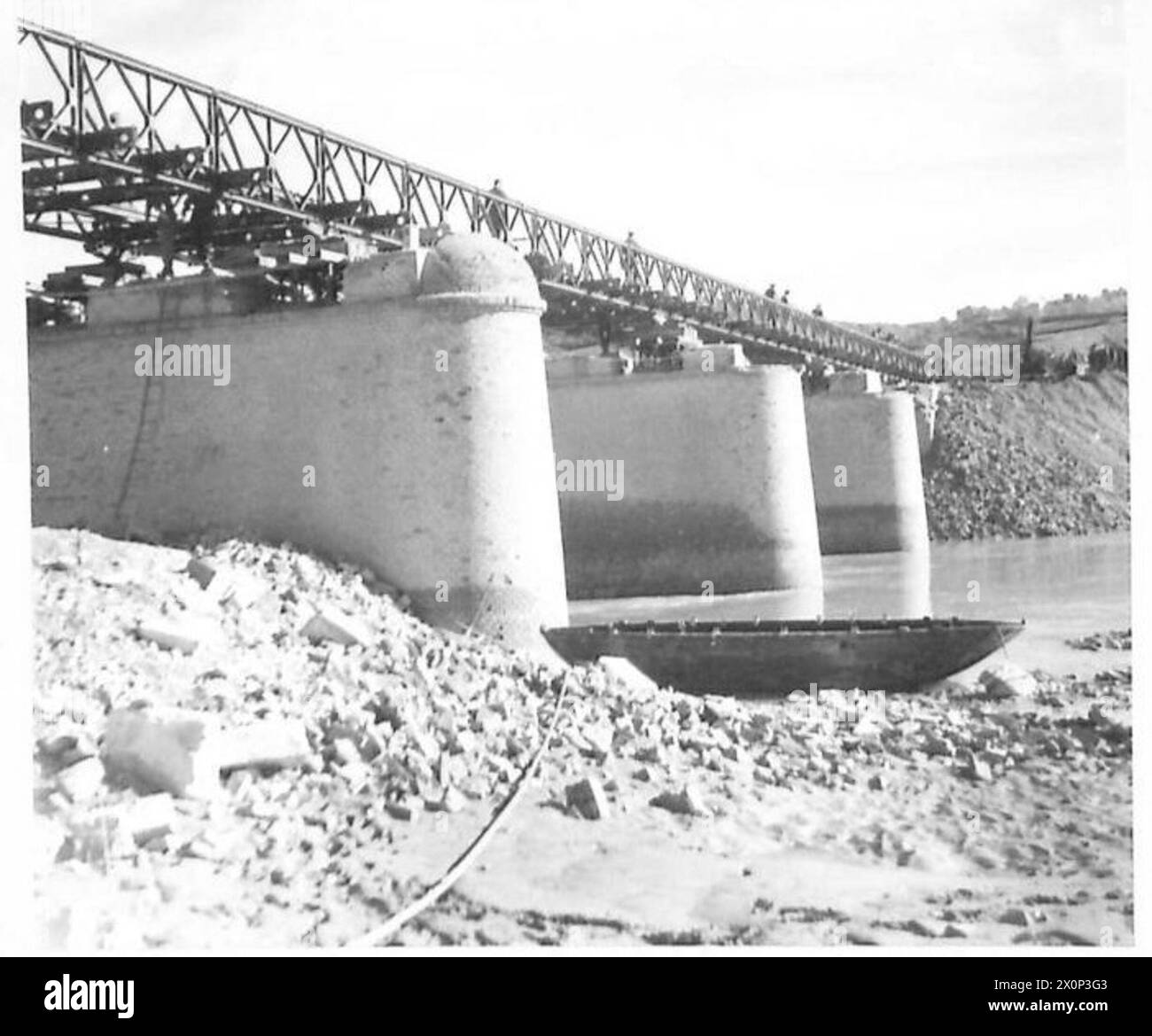 ITALY : EIGHTH ARMY - The new bridge is being built by the R.Es on the ...