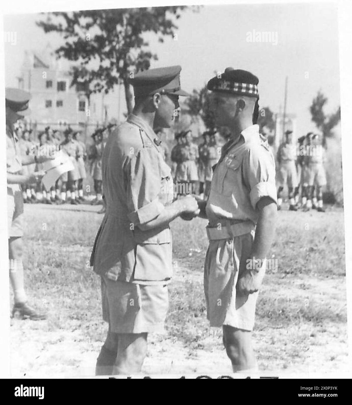 ITALY : MAJOR GENERAL PENNY VISIT SCOTTISH REGIMENT - Major General ...