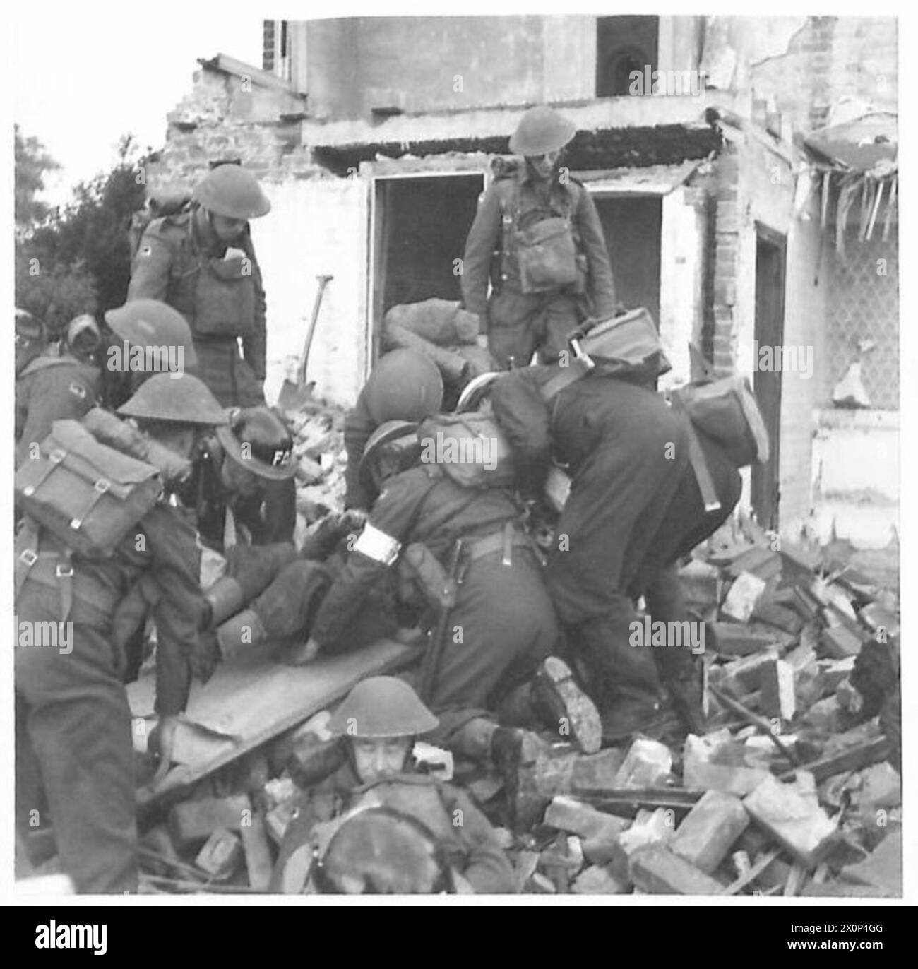 During a Southern Command exercise, British Army personnel assist civil ...
